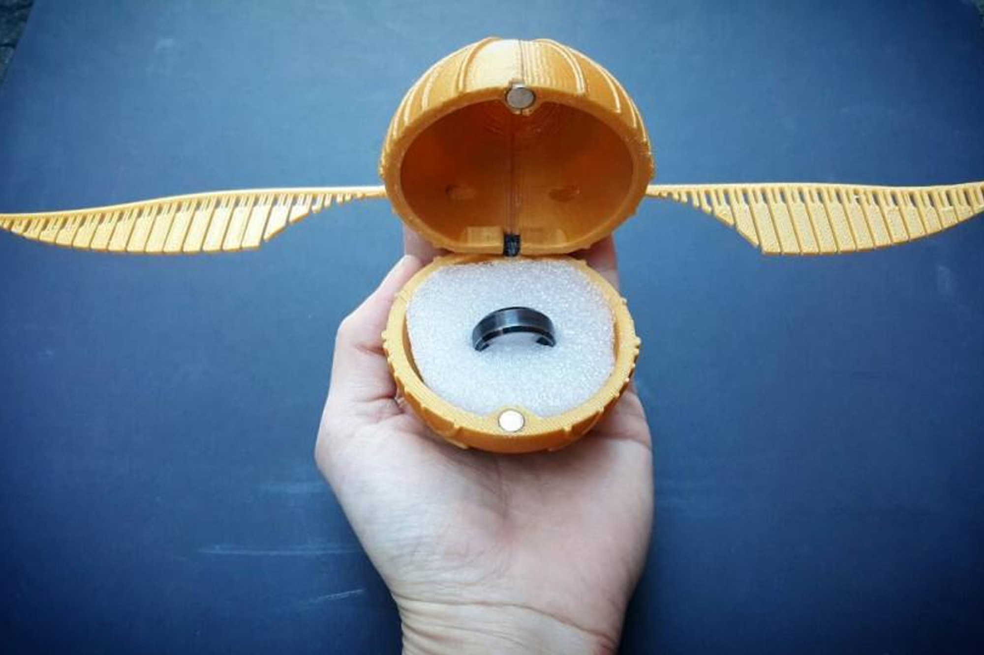 แม่เหล็กล็อคฝากล่อง Harry Potter Golden Snitch Engagement Ring Box 3D ...
